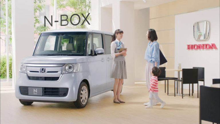 新型「N-BOX」を案内するホンダカーズの新川優愛 – techdou.net